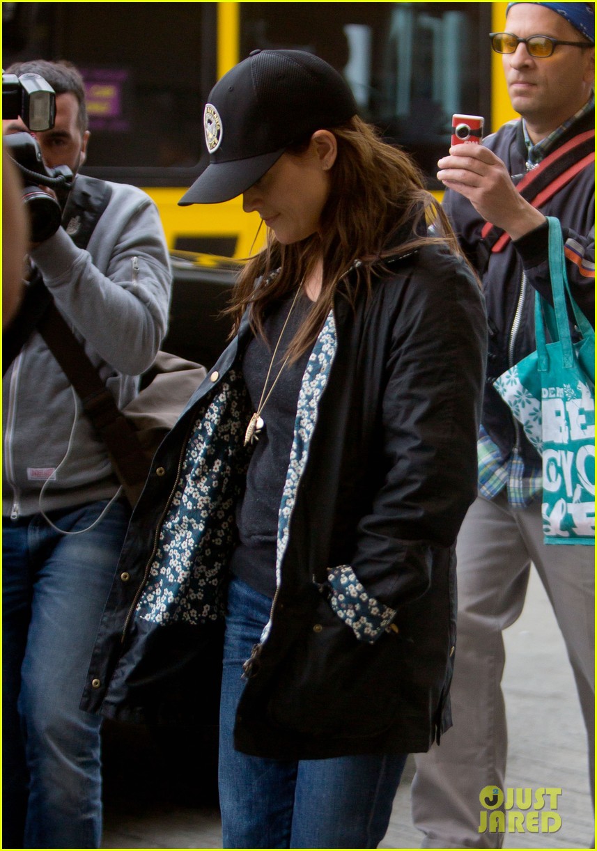 Reese Witherspoon: Atlanta Police Hat at LAX Airport!: Photo 2863847 ...