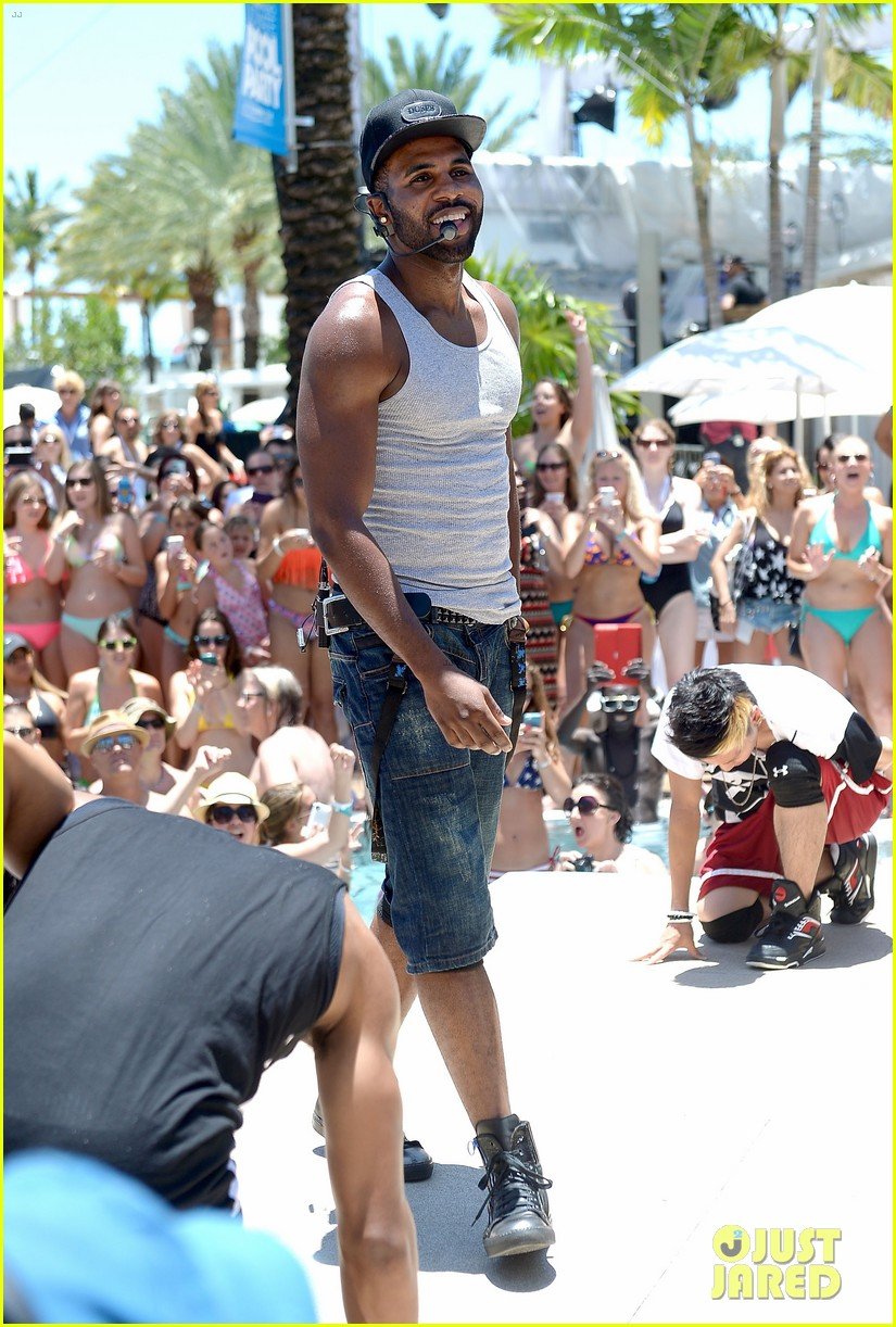 Robbie Amell & Shirtless Jason Derulo: iHeartRadio Pool Party!: Photo ...