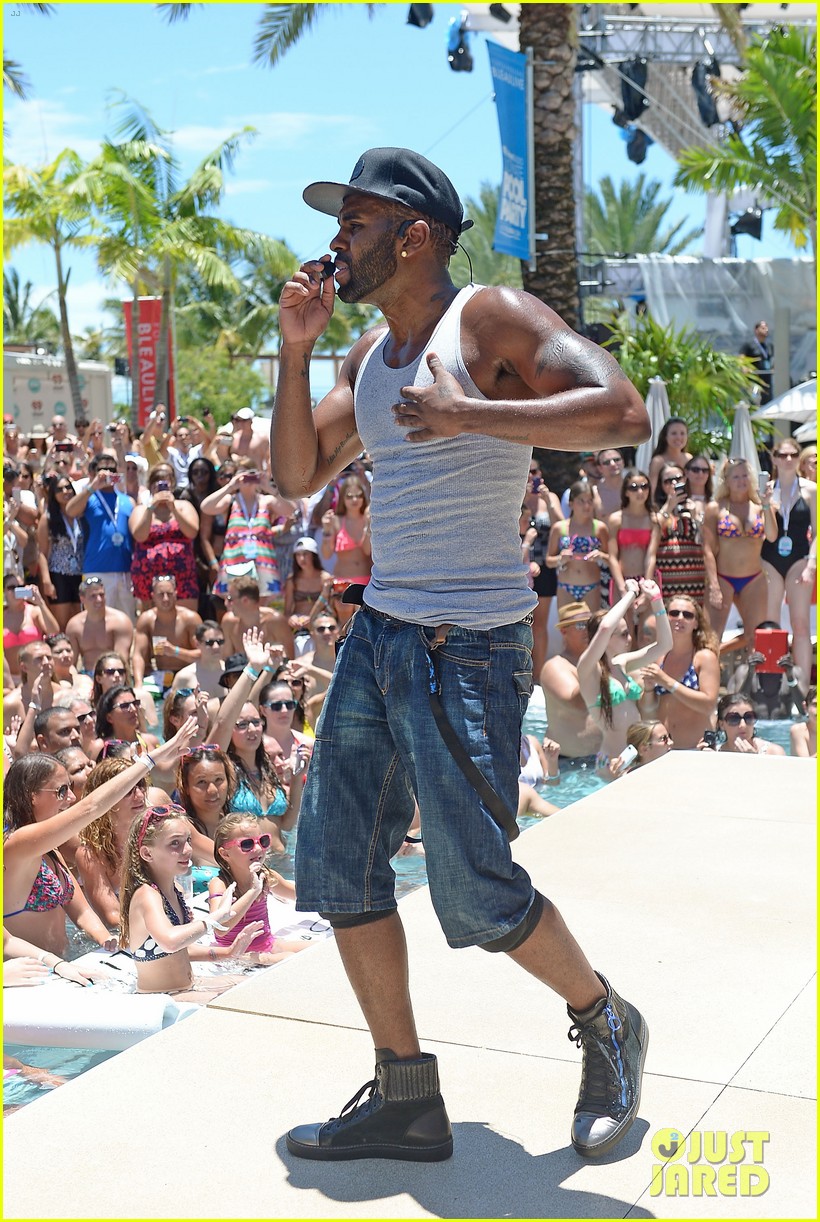 Robbie Amell & Shirtless Jason Derulo: iHeartRadio Pool Party!: Photo ...