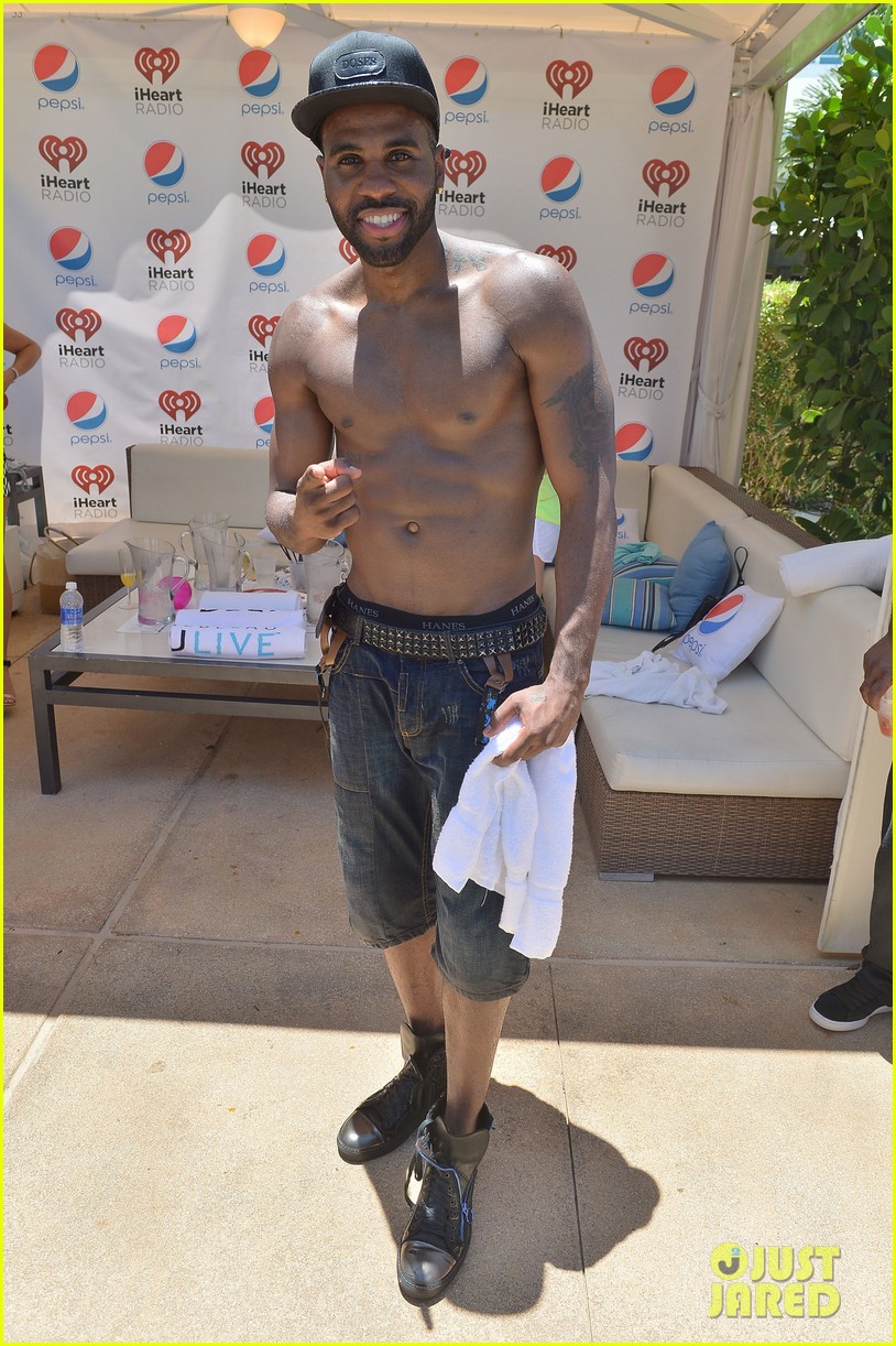 Robbie Amell & Shirtless Jason Derulo: iHeartRadio Pool Party!: Photo ...