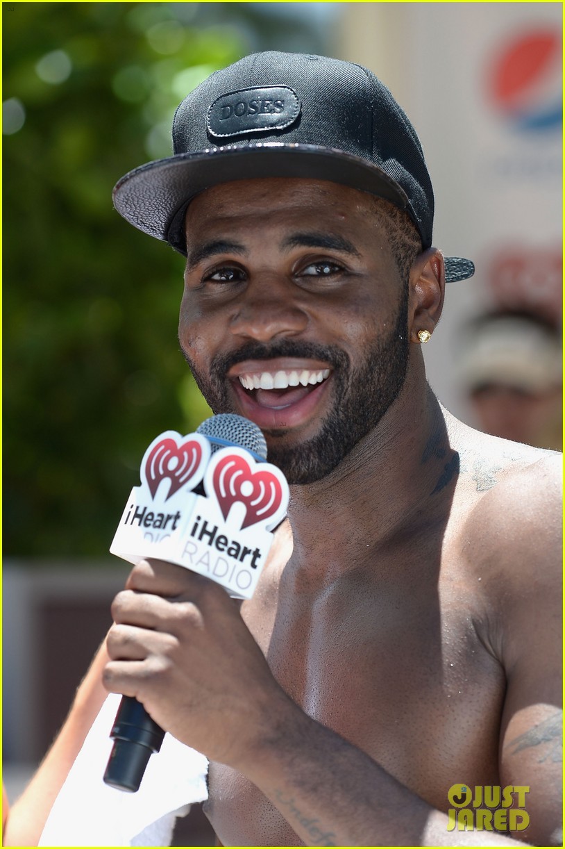 Robbie Amell & Shirtless Jason Derulo: iHeartRadio Pool Party!: Photo ...