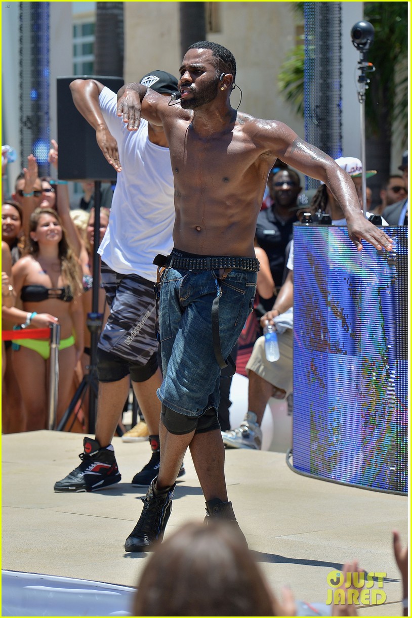 Robbie Amell & Shirtless Jason Derulo: iHeartRadio Pool Party!: Photo ...