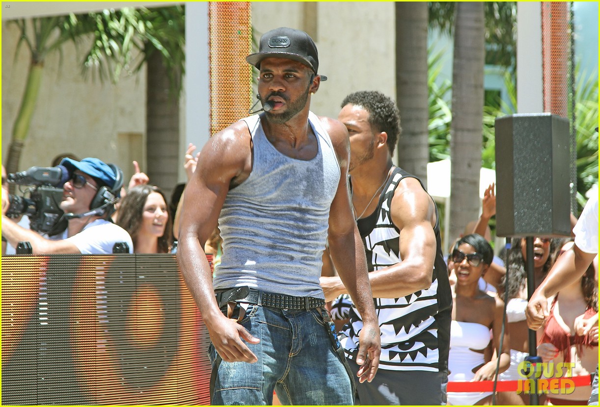 Robbie Amell & Shirtless Jason Derulo: iHeartRadio Pool Party!: Photo ...
