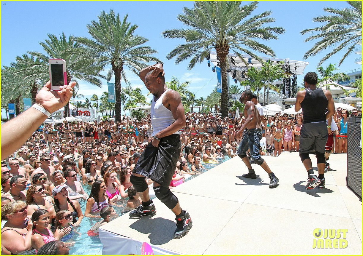 Robbie Amell & Shirtless Jason Derulo: iHeartRadio Pool Party!: Photo ...