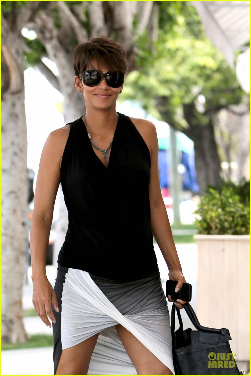 Photo: halle berry twisted legs at fig olive 02 | Photo 2901357 | Just ...