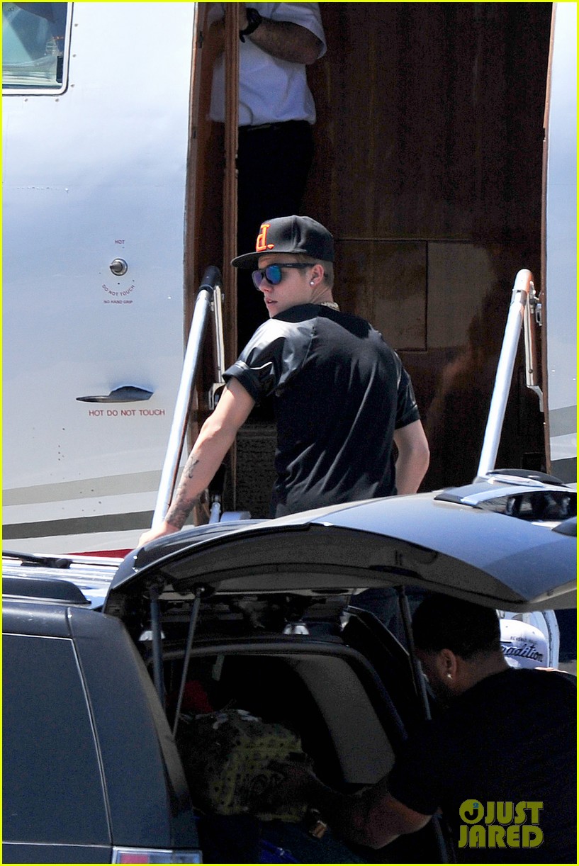 Justin Bieber Boards Private Jet to Return to 'Believe Tour': Photo ...