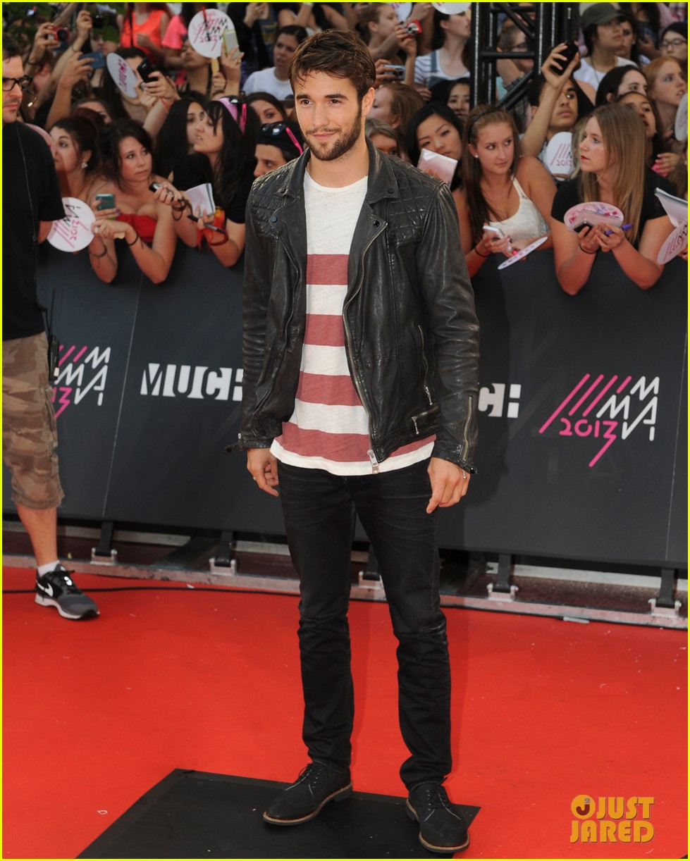 Josh Bowman & Stephen Amell - MuchMusic Video Awards 2013: Photo ...