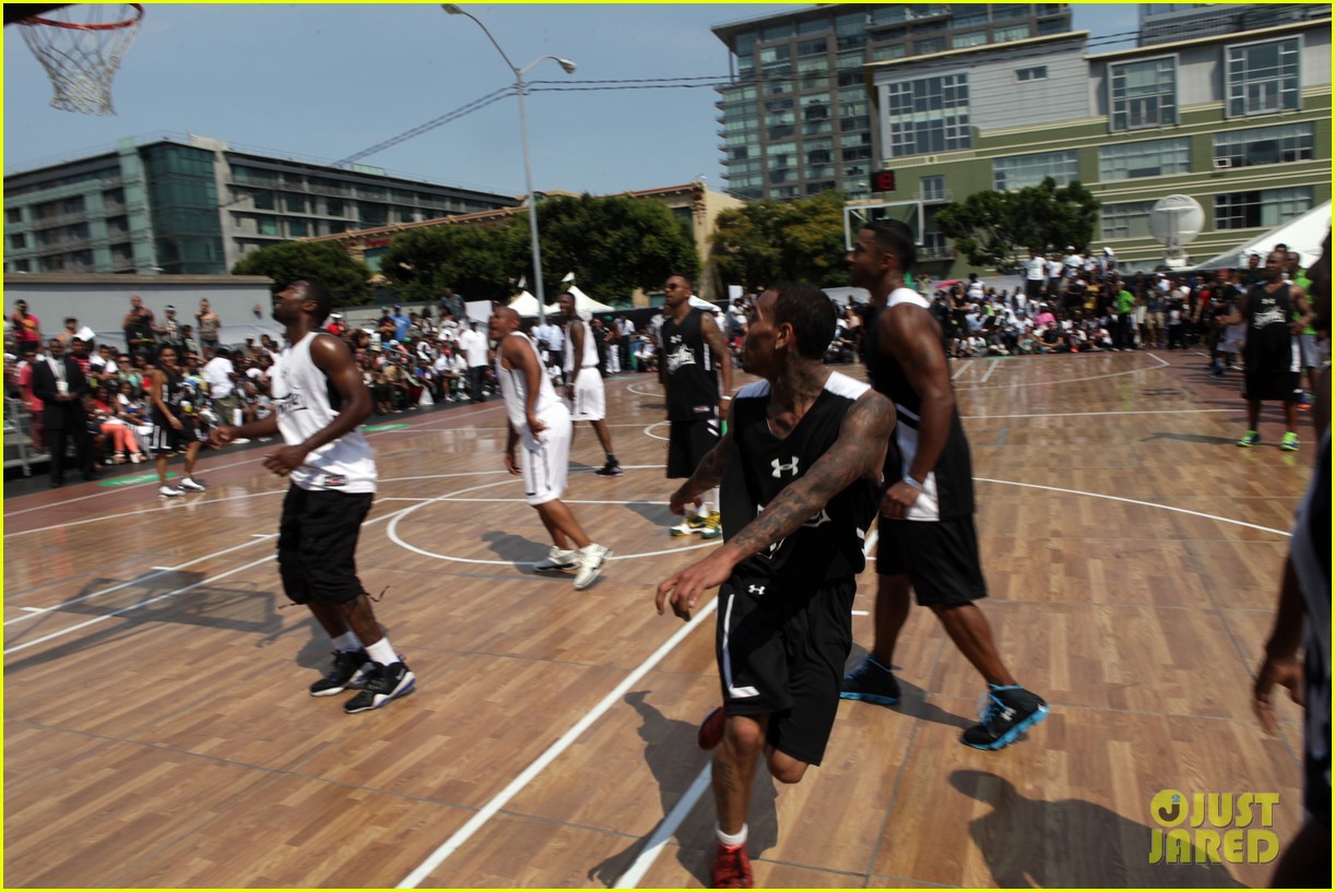 Chris Brown Plays Basketball at the BET Experience Fan Fest: Photo ...