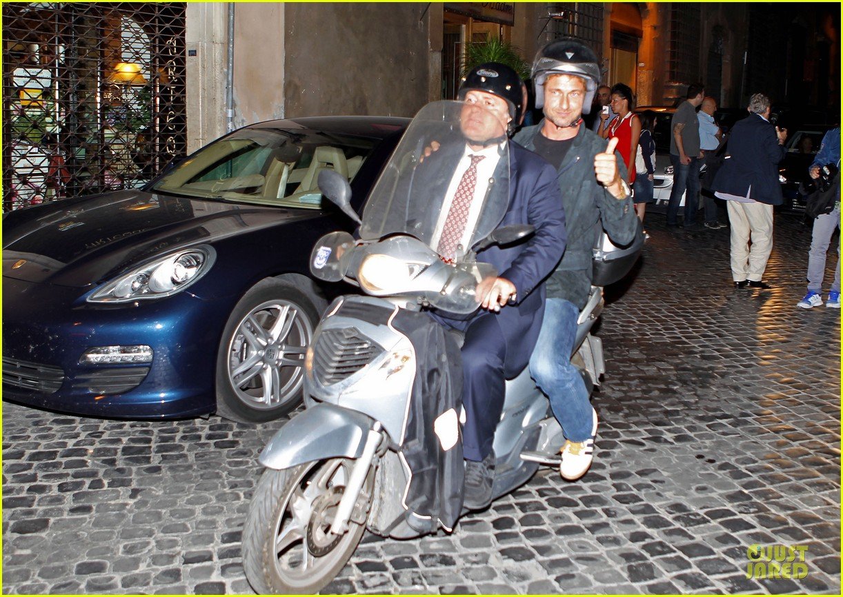 Gerard Butler: Italian Dinner with Friends!: Photo 2898547 | Gerard ...