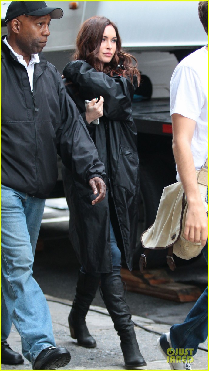 Megan Fox: Cell Phone Carrier on 'Ninja Turtles' Set!: Photo 2891596 ...