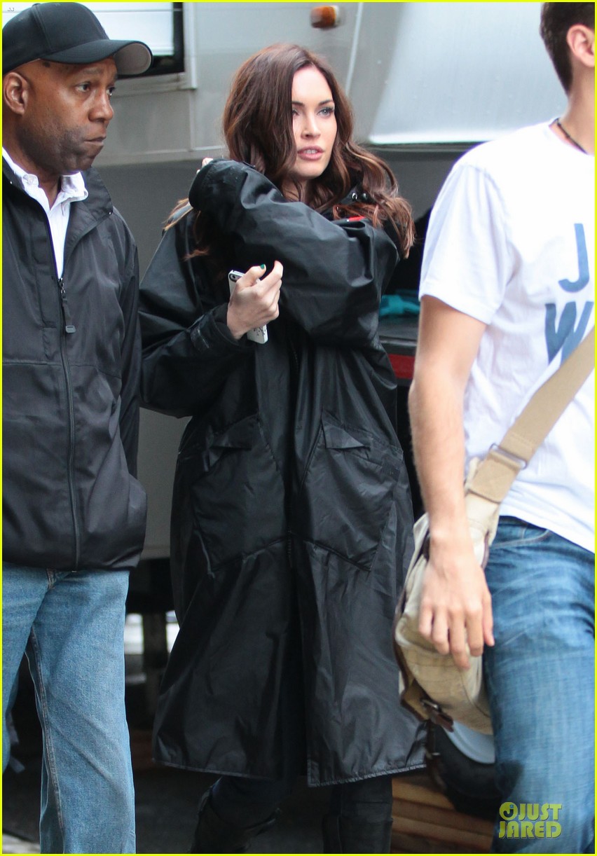 Megan Fox: Cell Phone Carrier on 'Ninja Turtles' Set!: Photo 2891598 ...