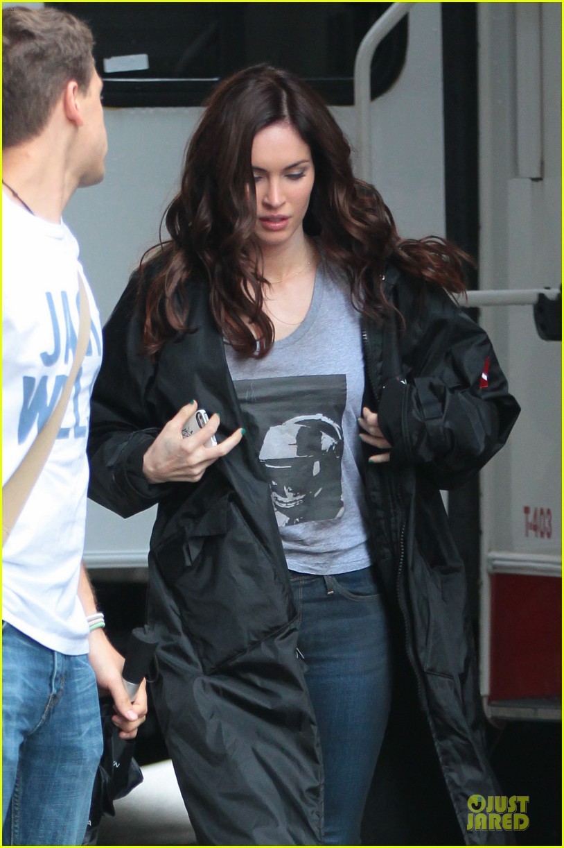 Megan Fox: Cell Phone Carrier on 'Ninja Turtles' Set!: Photo 2891599 ...
