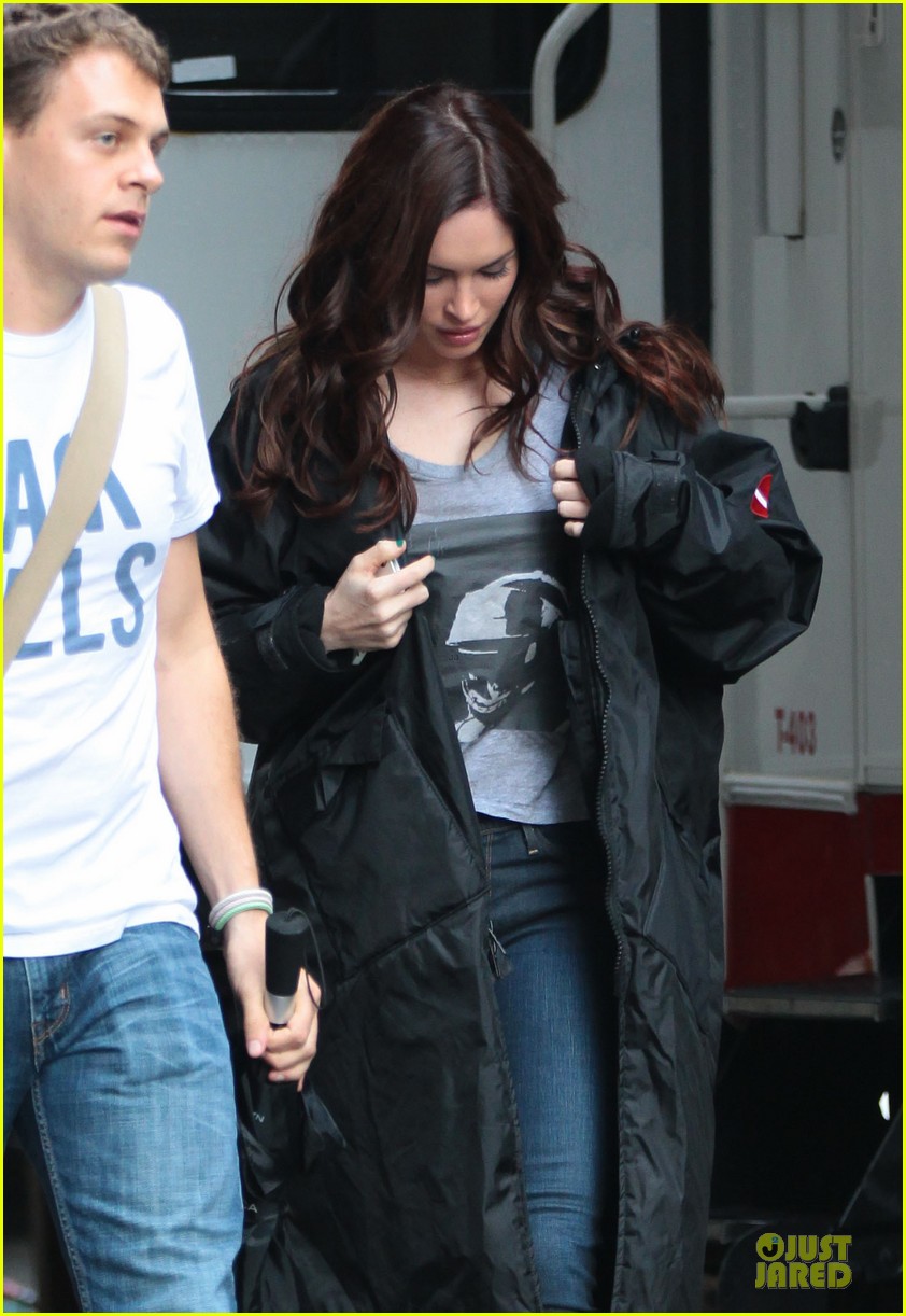 Megan Fox: Cell Phone Carrier on 'Ninja Turtles' Set!: Photo 2891600 ...
