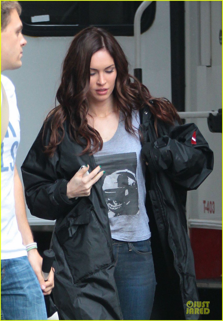 Megan Fox: Cell Phone Carrier on 'Ninja Turtles' Set!: Photo 2891601 ...