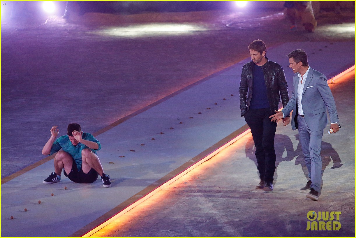 Gerard Butler Puts Ice Down His Pants on German TV Show!: Photo 2887699 ...
