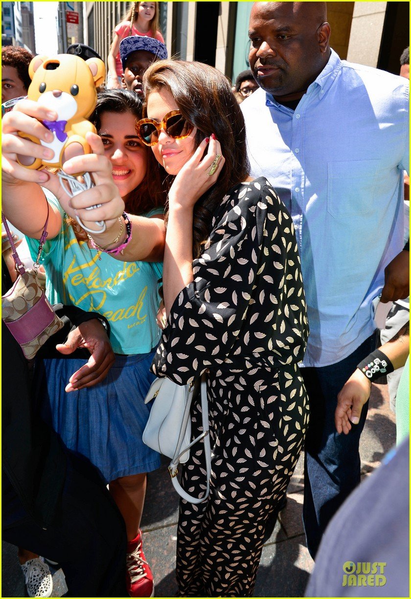 Selena Gomez: Fan Photo Op in SoHo!: Photo 2900629 | Selena Gomez ...