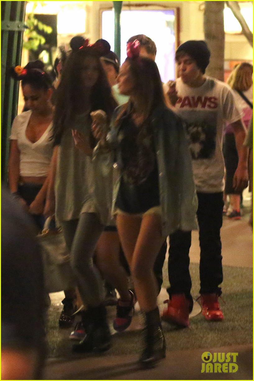 Selena Gomez: Disneyland with Austin Mahone!: Photo 2899306 | Selena ...