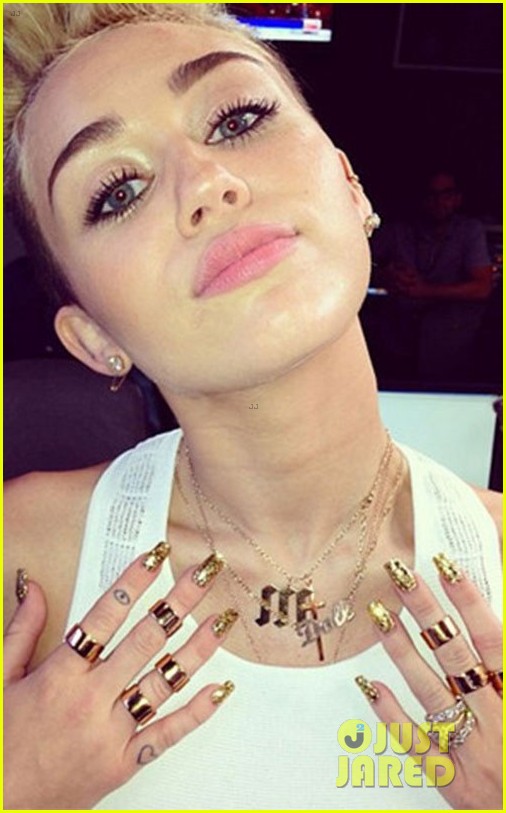 Liam Hemsworth Works Out While Miley Cyrus Wears Engagement Ring: Photo ...