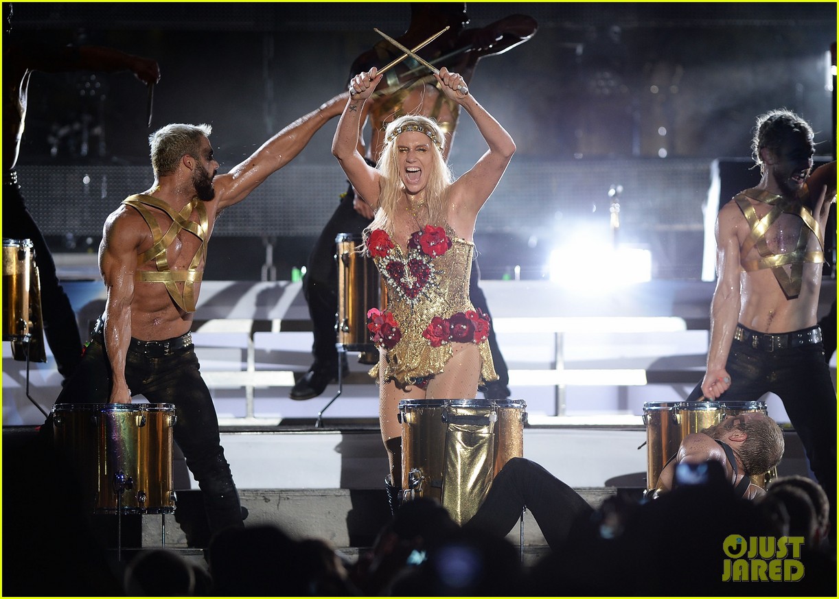 Ke$ha: iHeartRadio Ultimate Pool Party Concert Performer!: Photo ...
