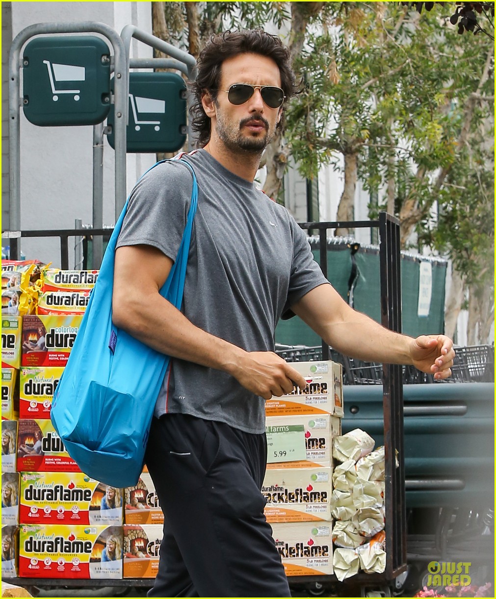 Rodrigo Santoro: Bristol Farms Gun Show!: Photo 2898027 | Rodrigo ...