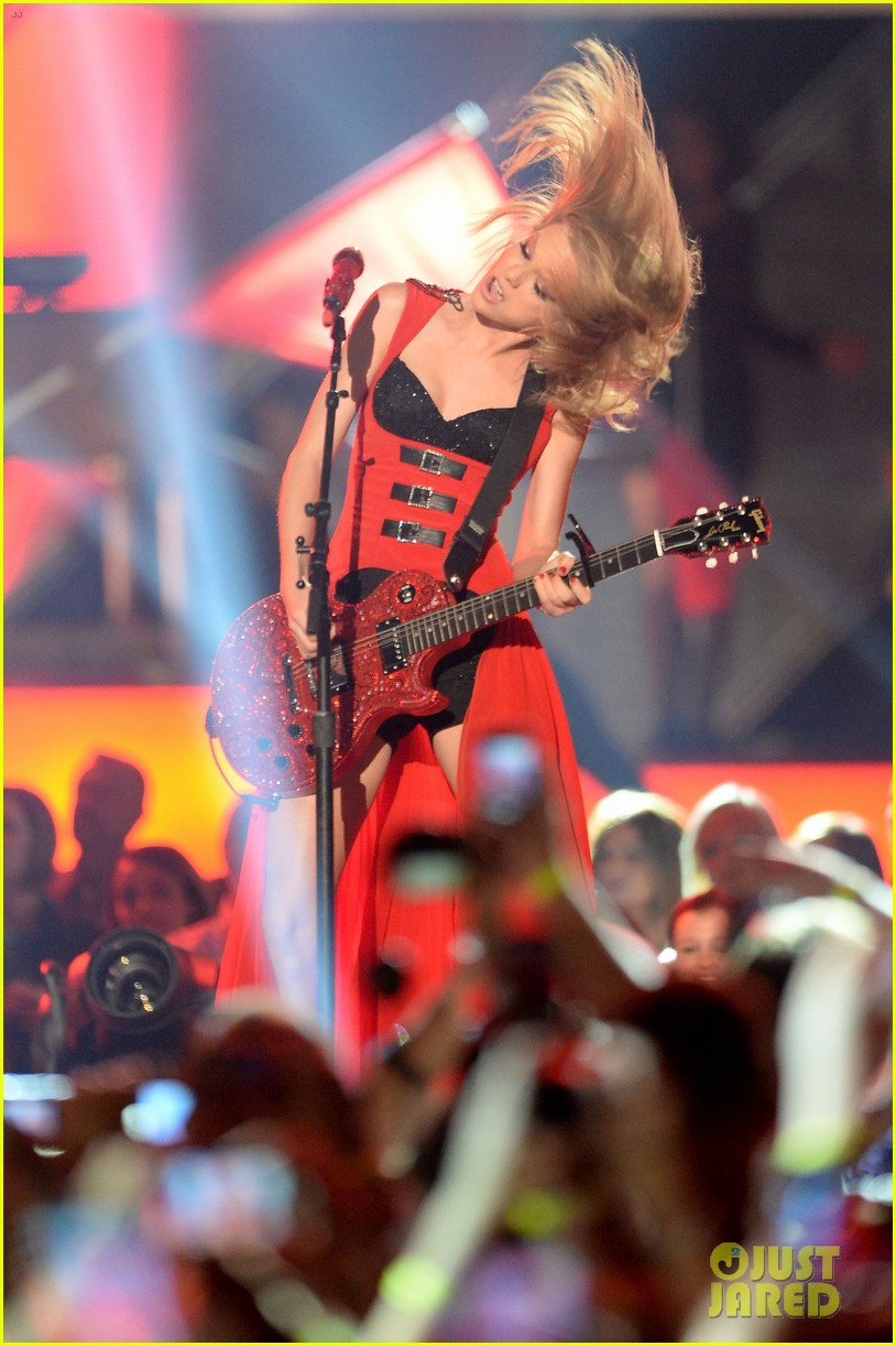 Taylor Swift: CMT Music Awards Performance 2013 (Video): Photo 2885248 ...