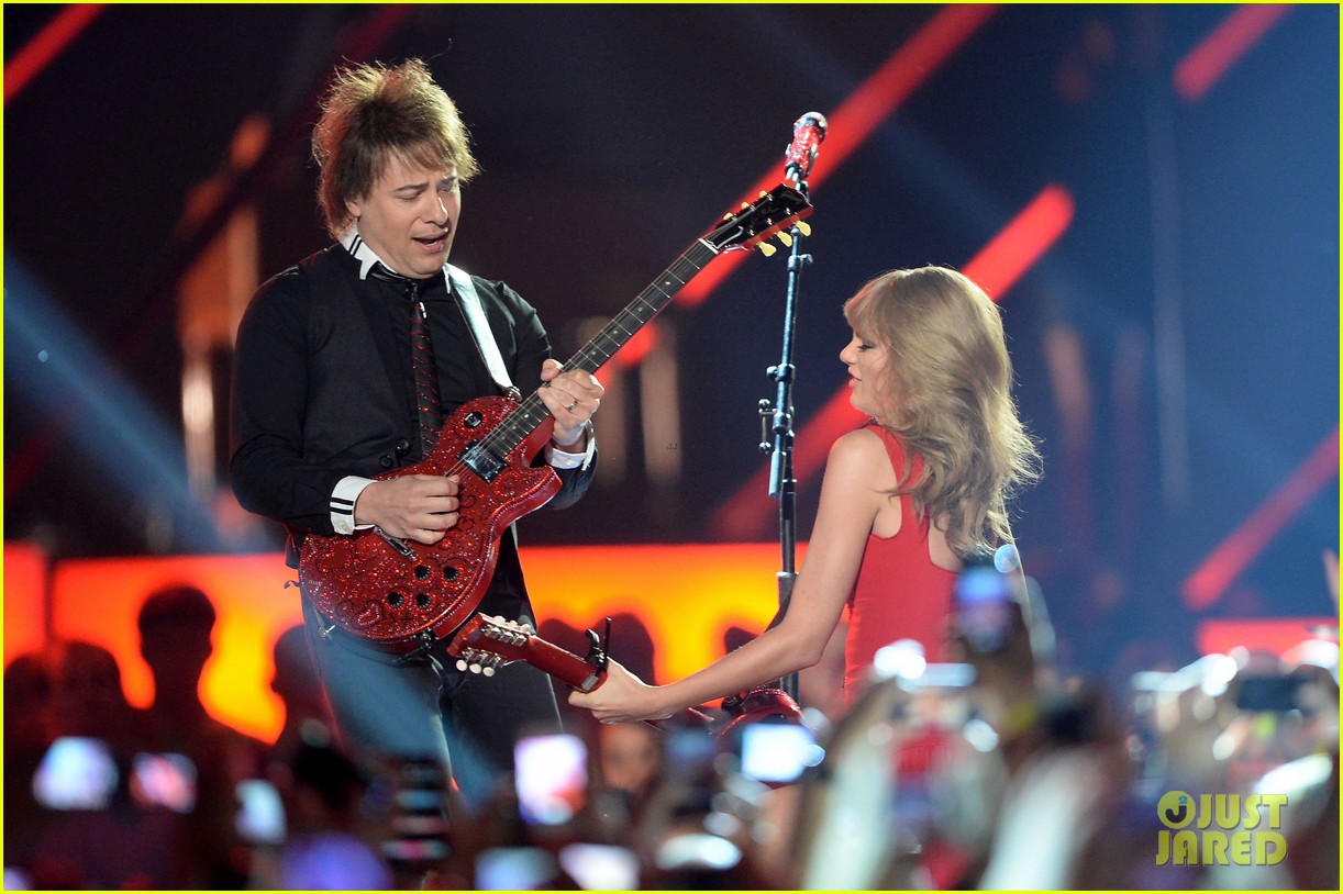Taylor Swift: CMT Music Awards Performance 2013 (Video): Photo 2885252 ...