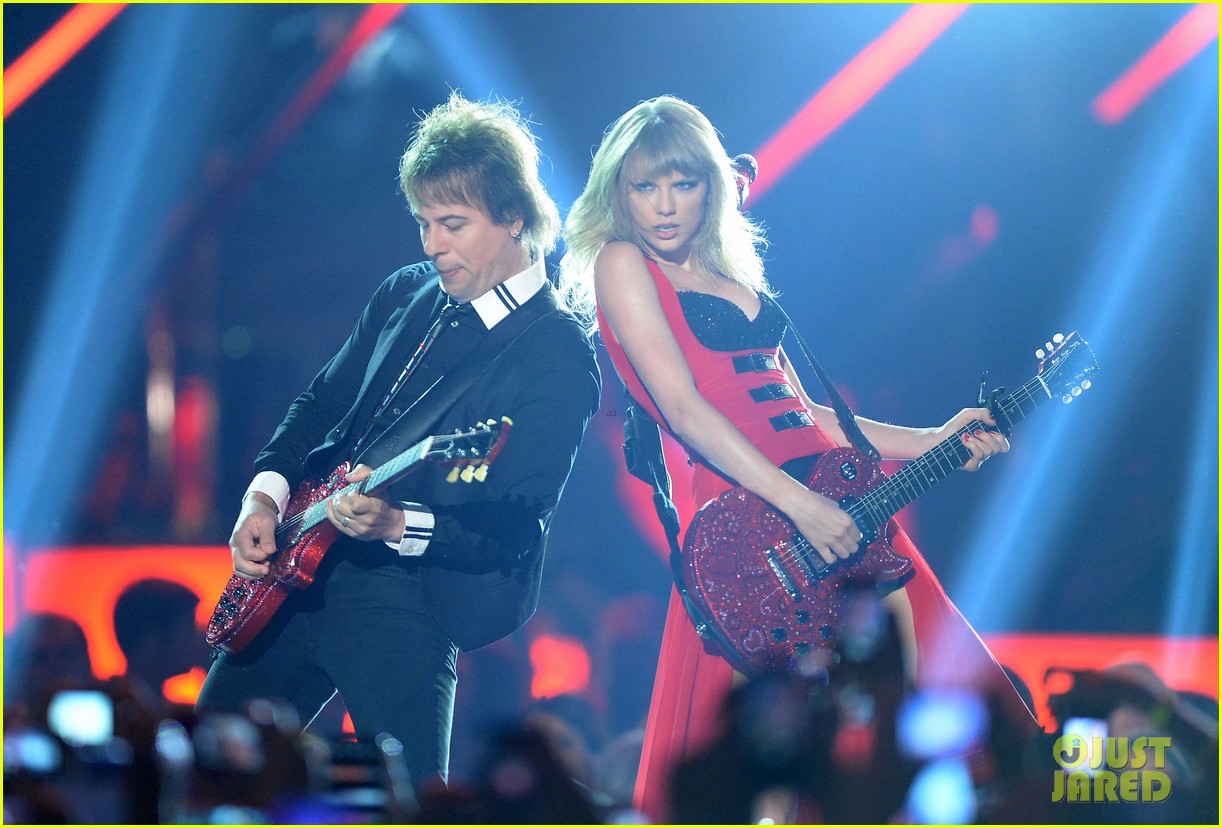 Taylor Swift: CMT Music Awards Performance 2013 (Video): Photo 2885269 ...