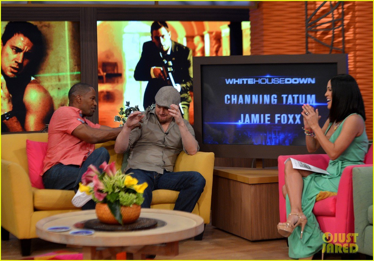 Channing Tatum & Jamie Foxx Dance for 'Despierta America'!: Photo ...