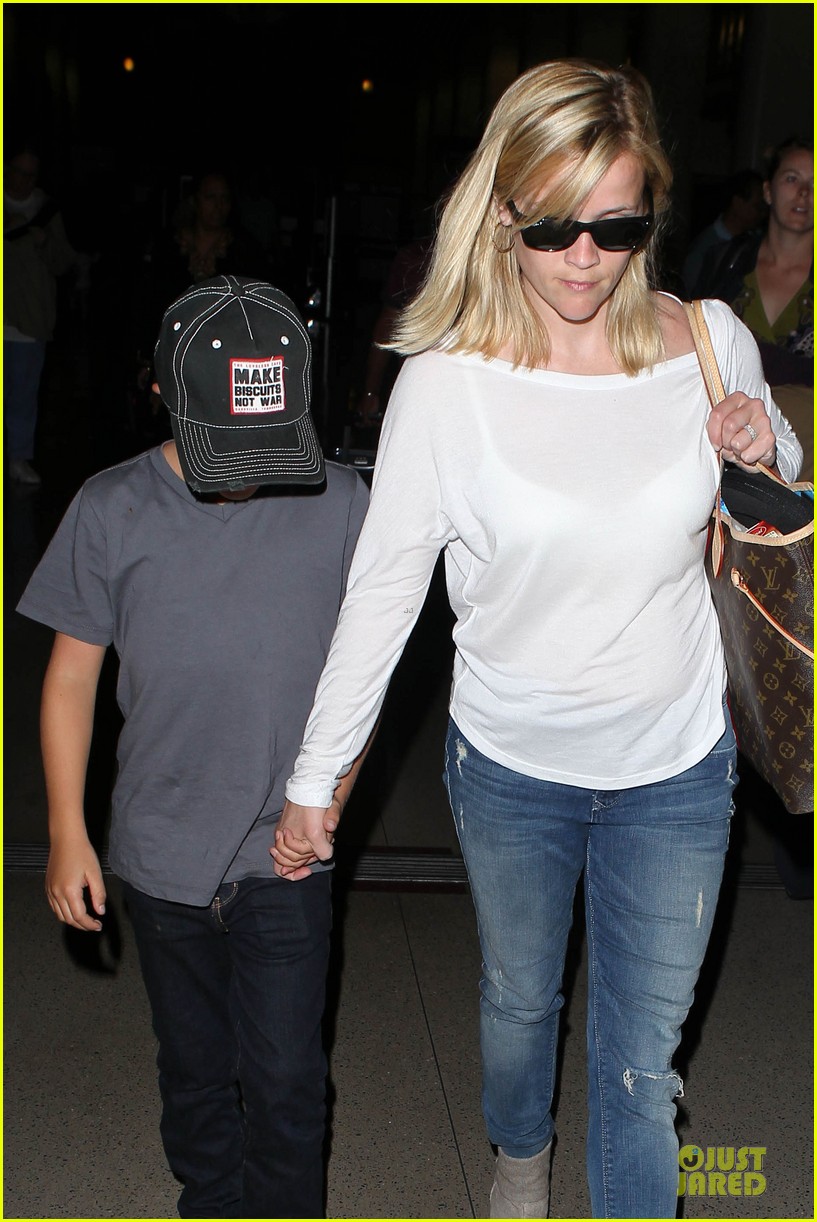 Reese Witherspoon & Deacon: LAX Landing After Father's Day!: Photo ...
