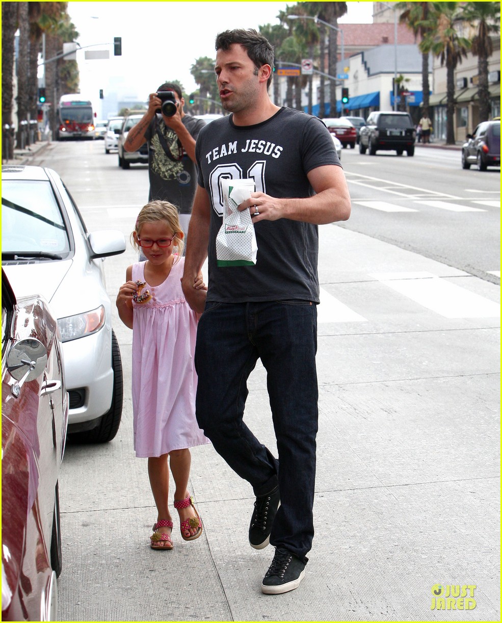 Ben Affleck & Violet Work as One to Clean Car Windshield!: Photo ...
