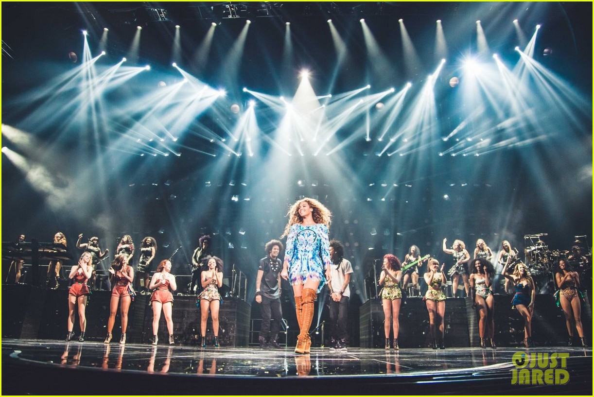 Beyonce Gets Surprise Kiss from Jay Z on Mrs. Carter Tour!: Photo ...