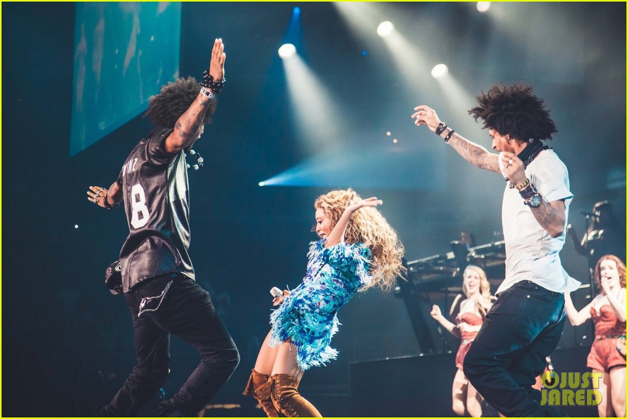 Beyonce Gets Surprise Kiss from Jay Z on Mrs. Carter Tour!: Photo ...