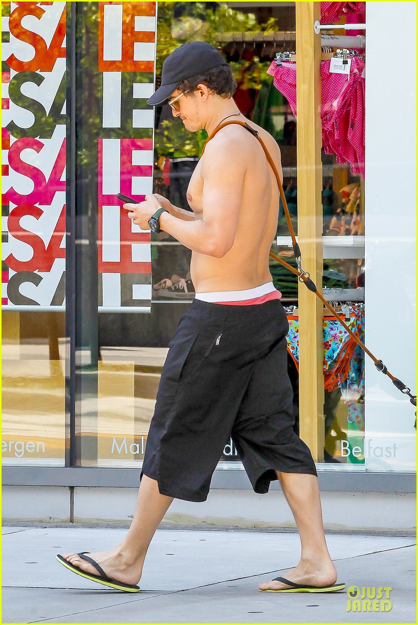 Orlando Bloom: Shirtless Cool Down with Flynn and Sidi!: Photo 2910474 ...
