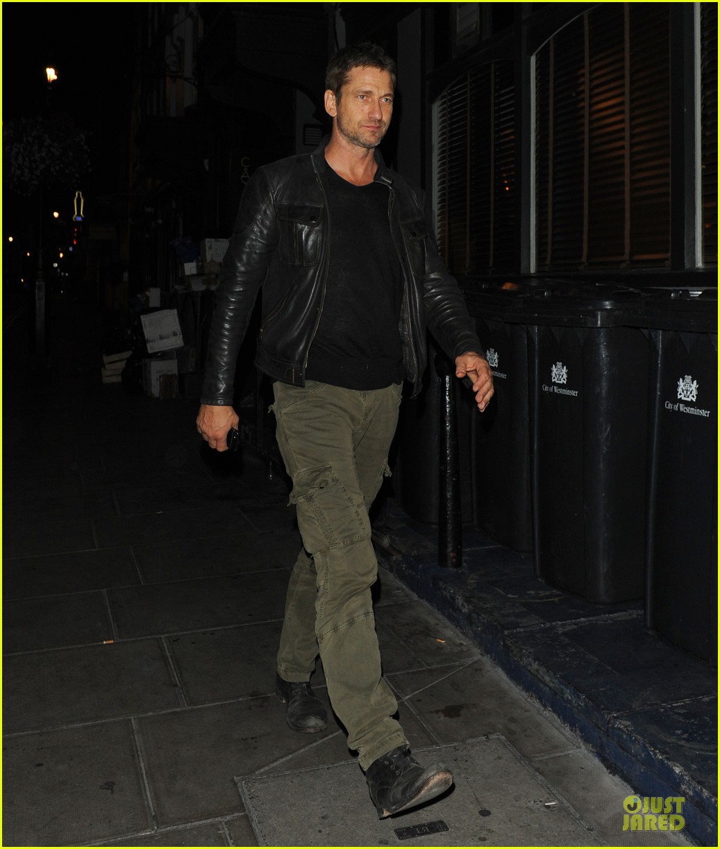 Gerard Butler Reaches 1 Million Facebook Fans!: Photo 2920640 | Gerard ...