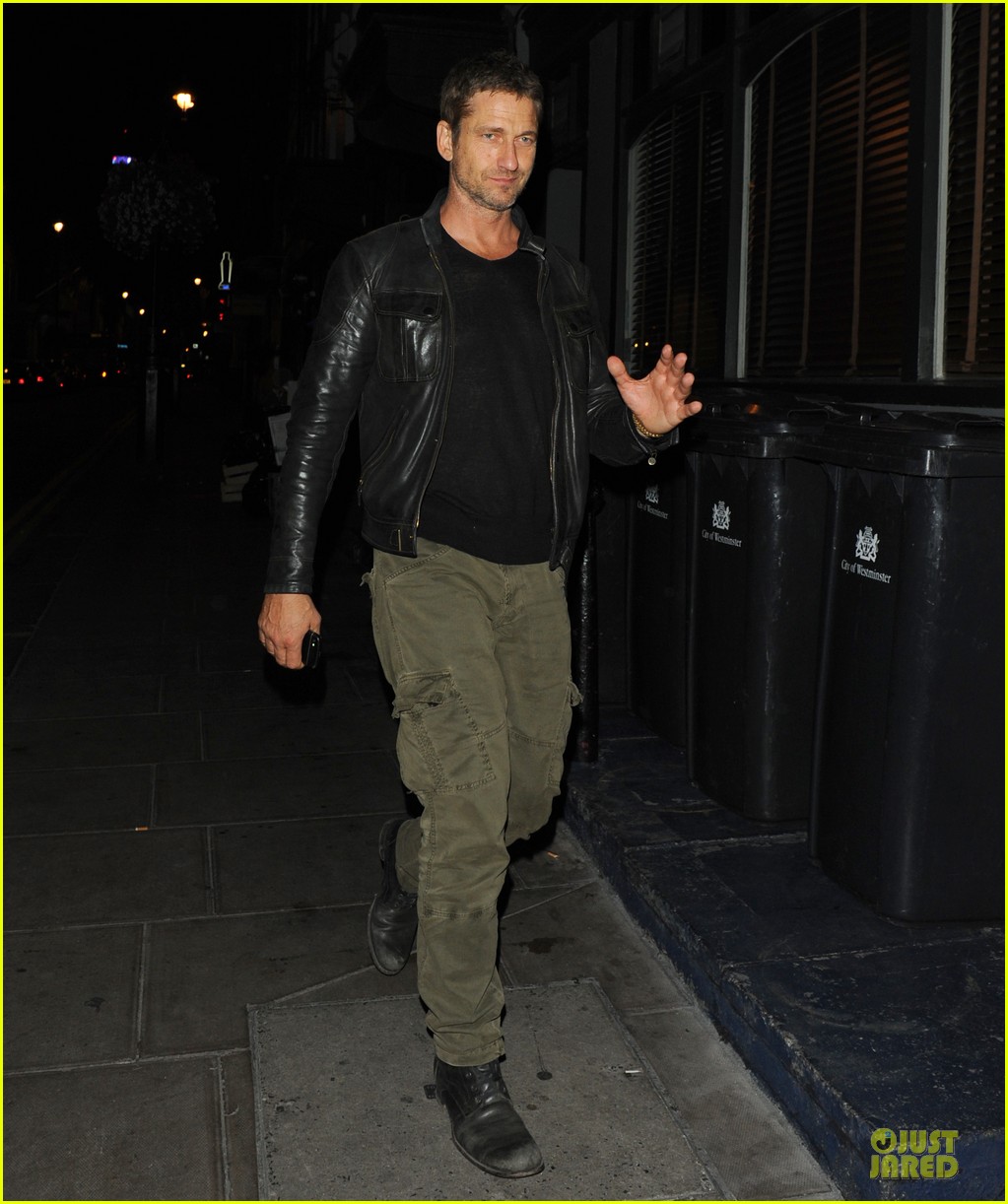 Gerard Butler Reaches 1 Million Facebook Fans!: Photo 2920644 | Gerard ...