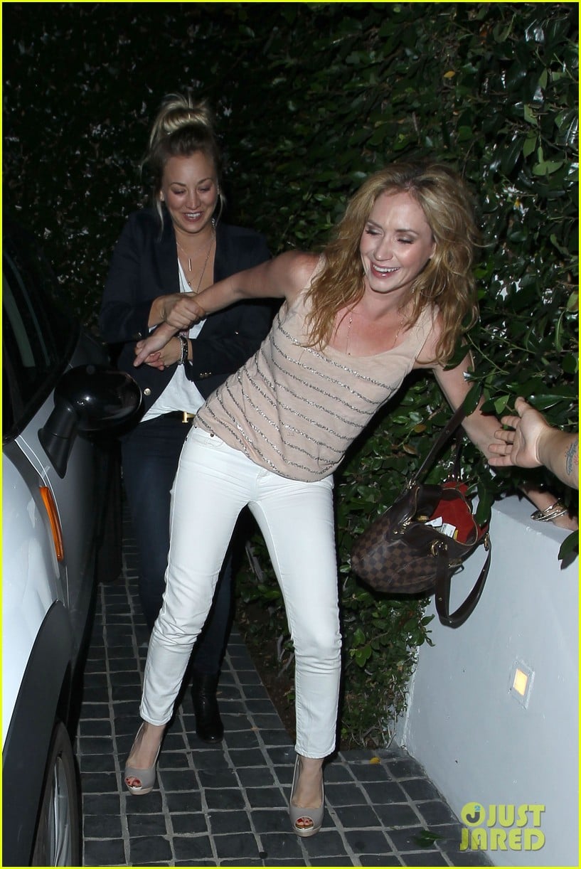 Kaley Cuoco Leaves Henry Cavill at Home for Girl's Night Out!: Photo ...