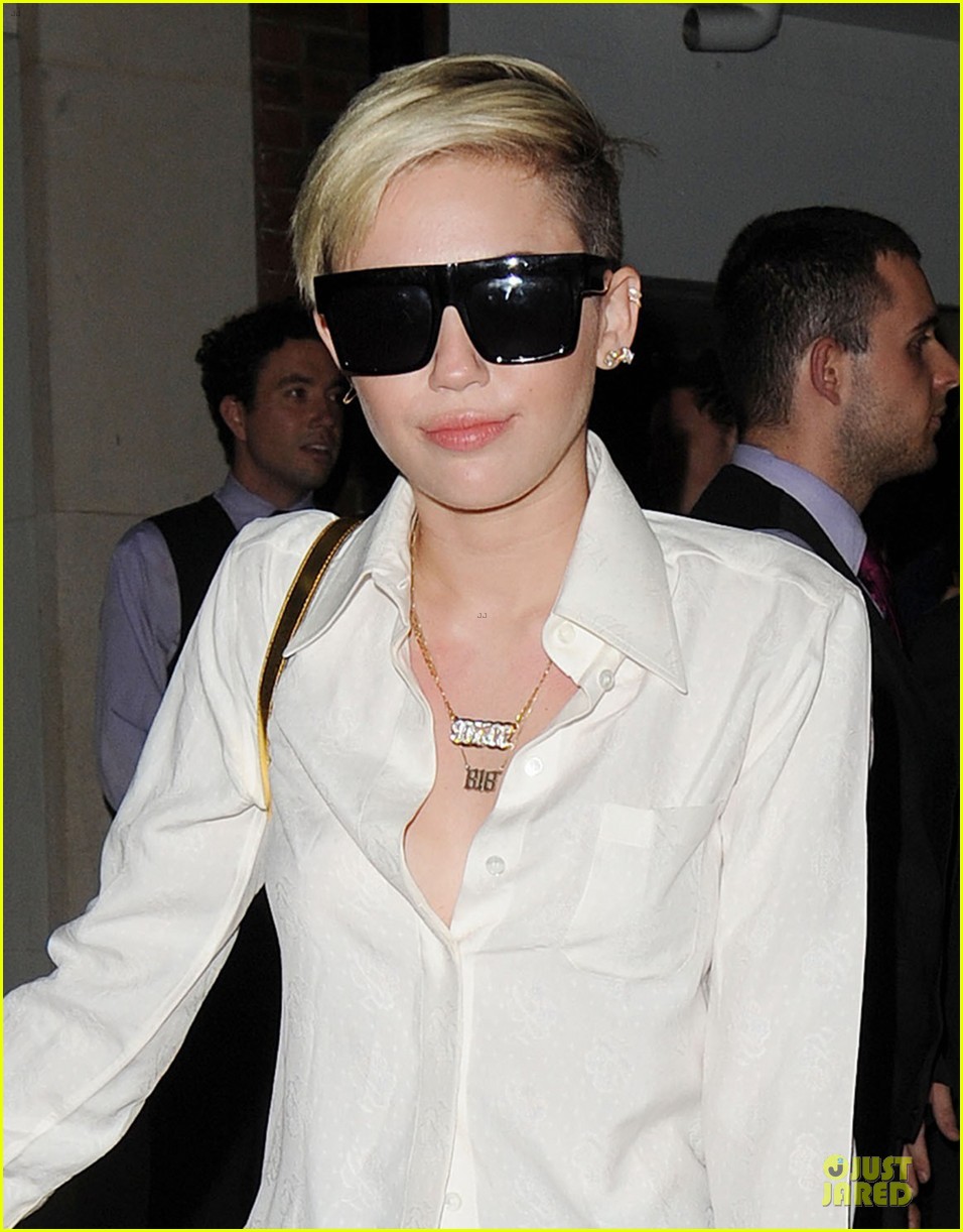 Miley Cyrus: Lesbian Label is Not Offensive!: Photo 2912505 | Miley ...