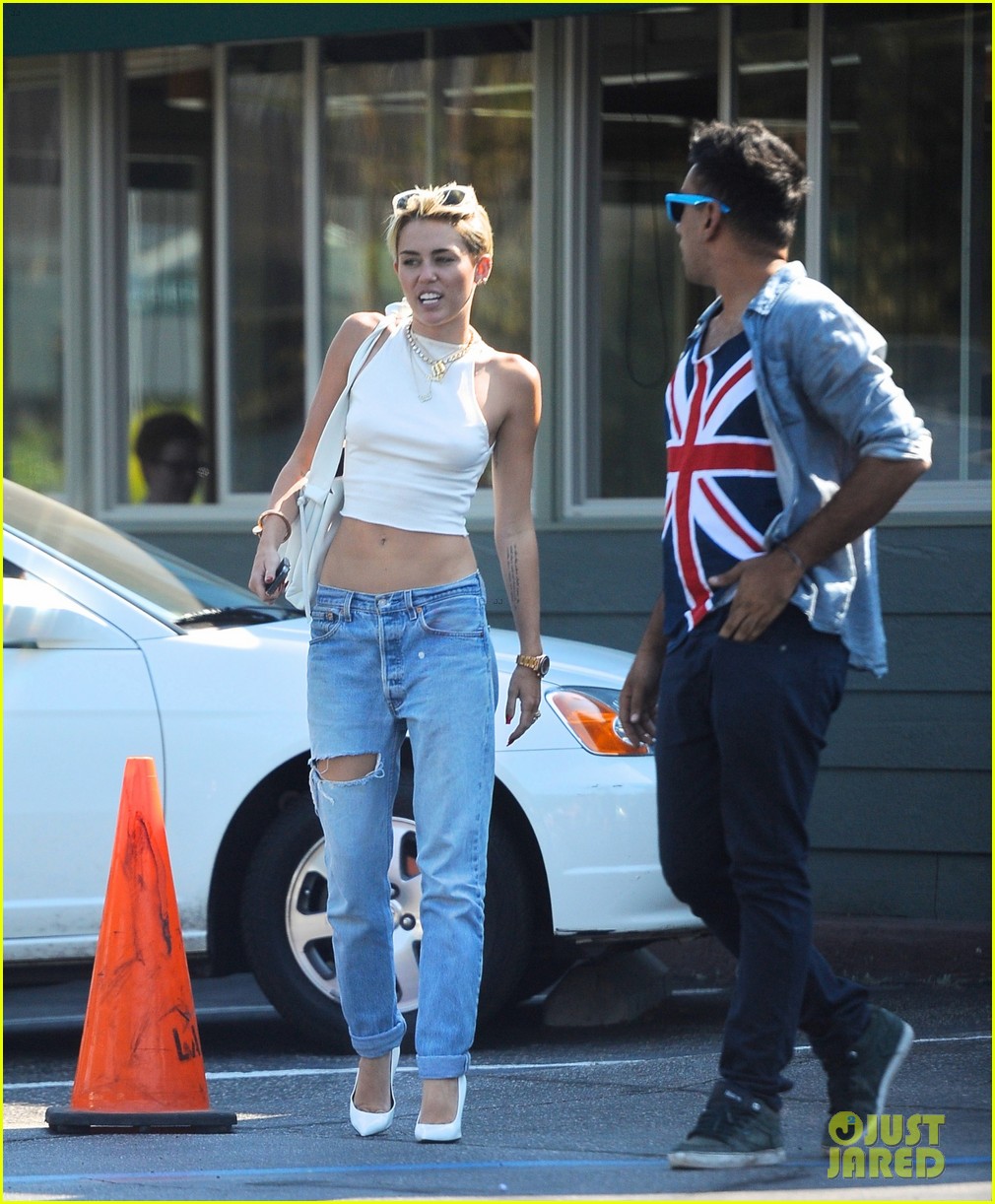 Miley Cyrus Grabs Lunch in Studio City, Bares Midriff: Photo 2904786 ...