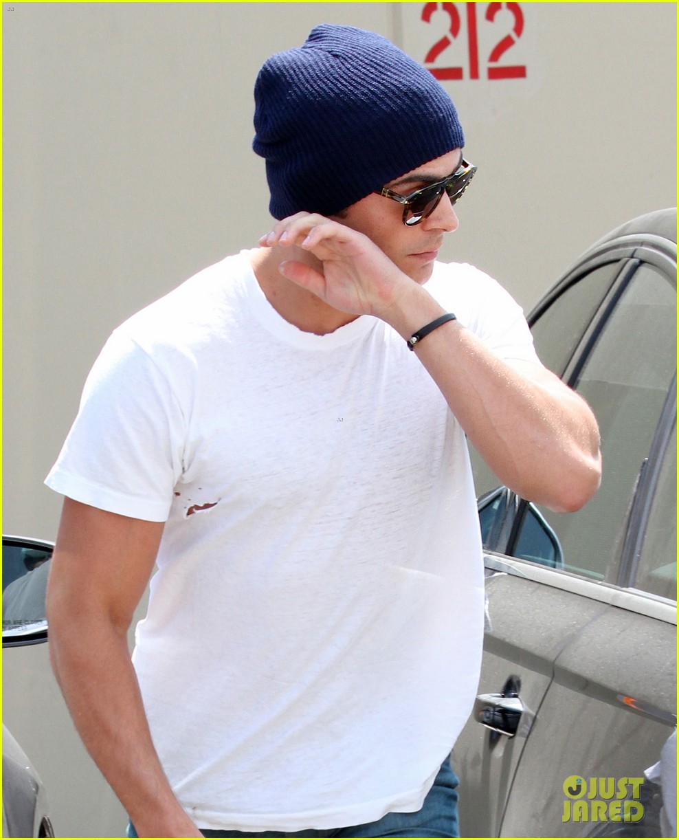 Zac Efron Forgets to Zip His Fly for Business Meeting: Photo 2911656 ...