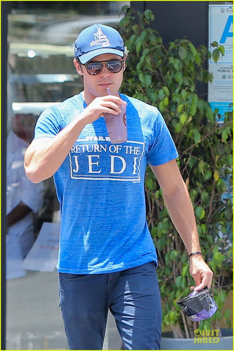 Zac Efron: 'Star Wars' Gun Show!: Photo 2908568 | Zac Efron Photos ...