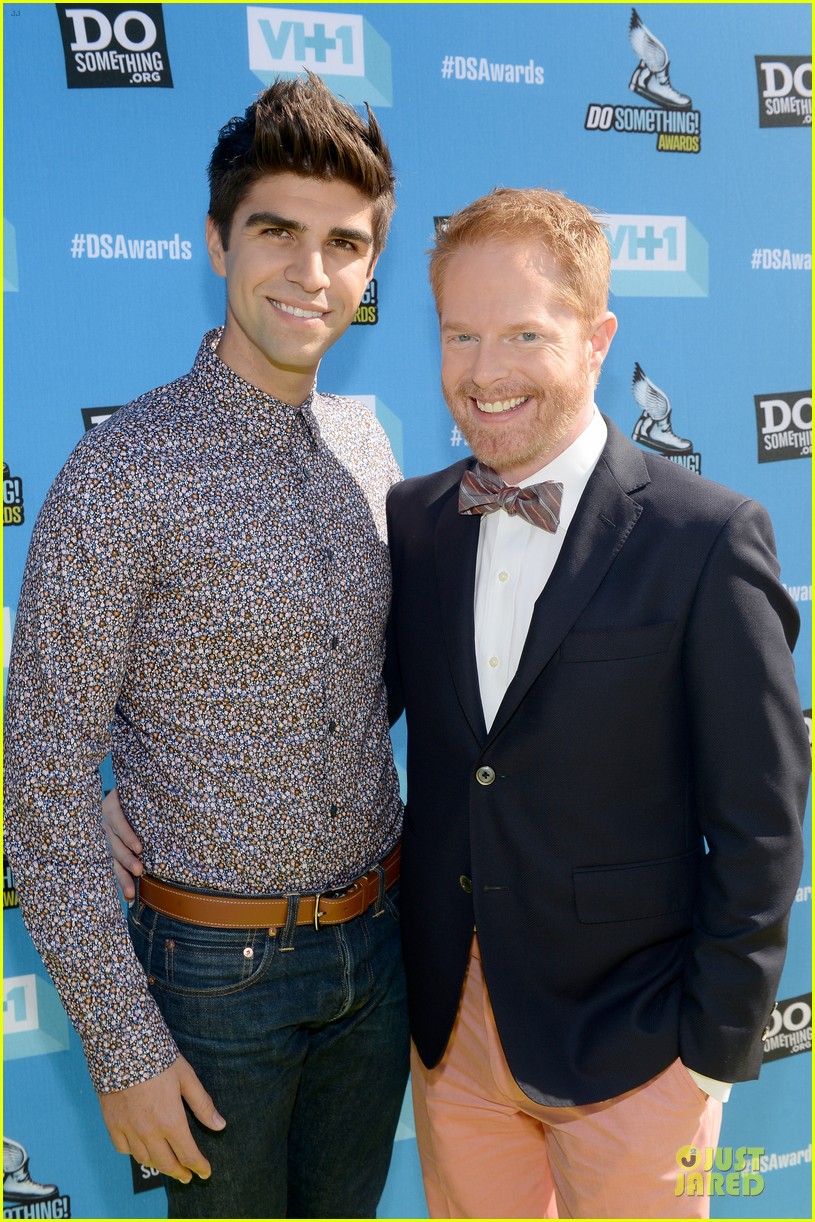 Jesse Tyler Ferguson & Justin Mikita: Do Something Awards Newlyweds ...
