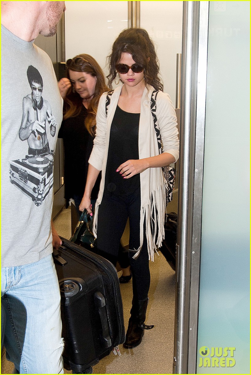 Selena Gomez Catches Flight to Attend Adidas Neo Launch: Photo 2906085 ...
