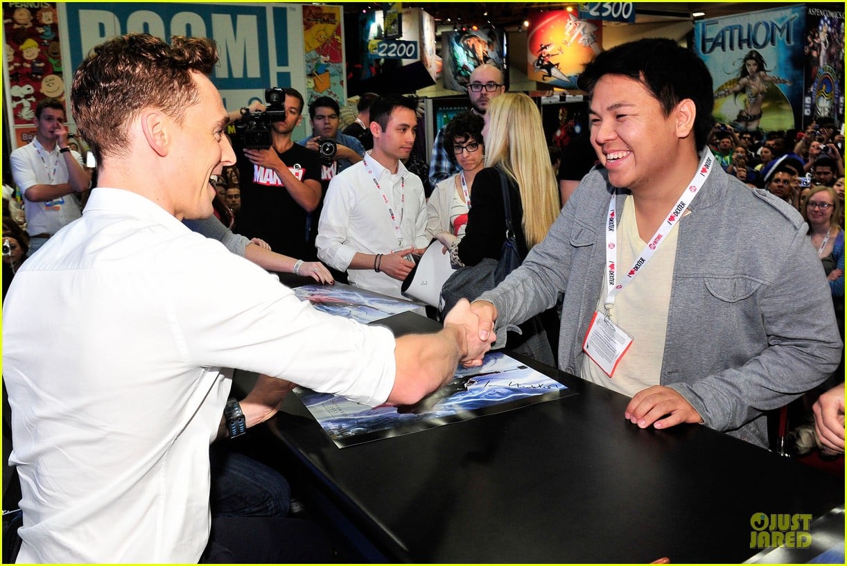 Tom Hiddleston: 'Thor' Autograph Signing at Comic-Con!: Photo 2914442 ...