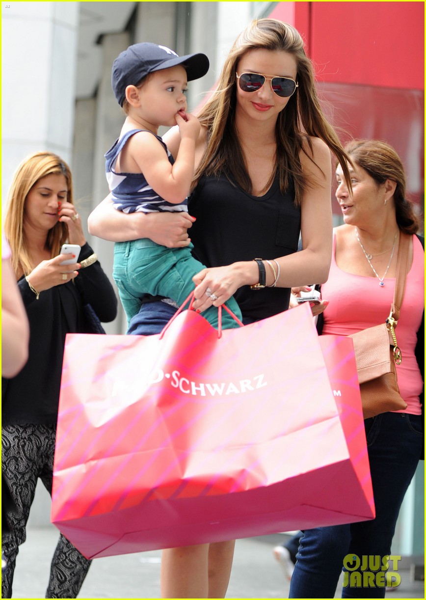 Miranda Kerr: FAO Schwarz Trip with Flynn!: Photo 2918906 | Celebrity ...