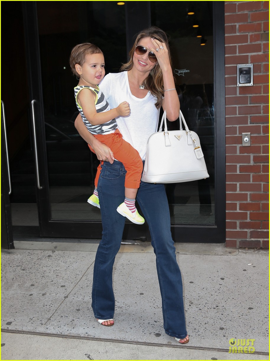 Miranda Kerr Receives Kiss on the Cheek from Flynn!: Photo 2921127 ...