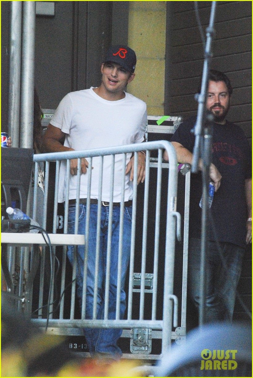 Mila Kunis & Ashton Kutcher: Taste of Chicago Concert Couple!: Photo ...