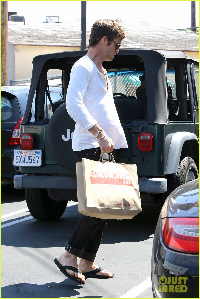 Chris Pine Shows Some Skin in Unbuttoned Henley Shirt!: Photo 2919177 ...