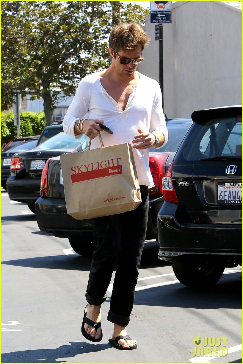 Chris Pine Shows Some Skin in Unbuttoned Henley Shirt!: Photo 2919179 ...