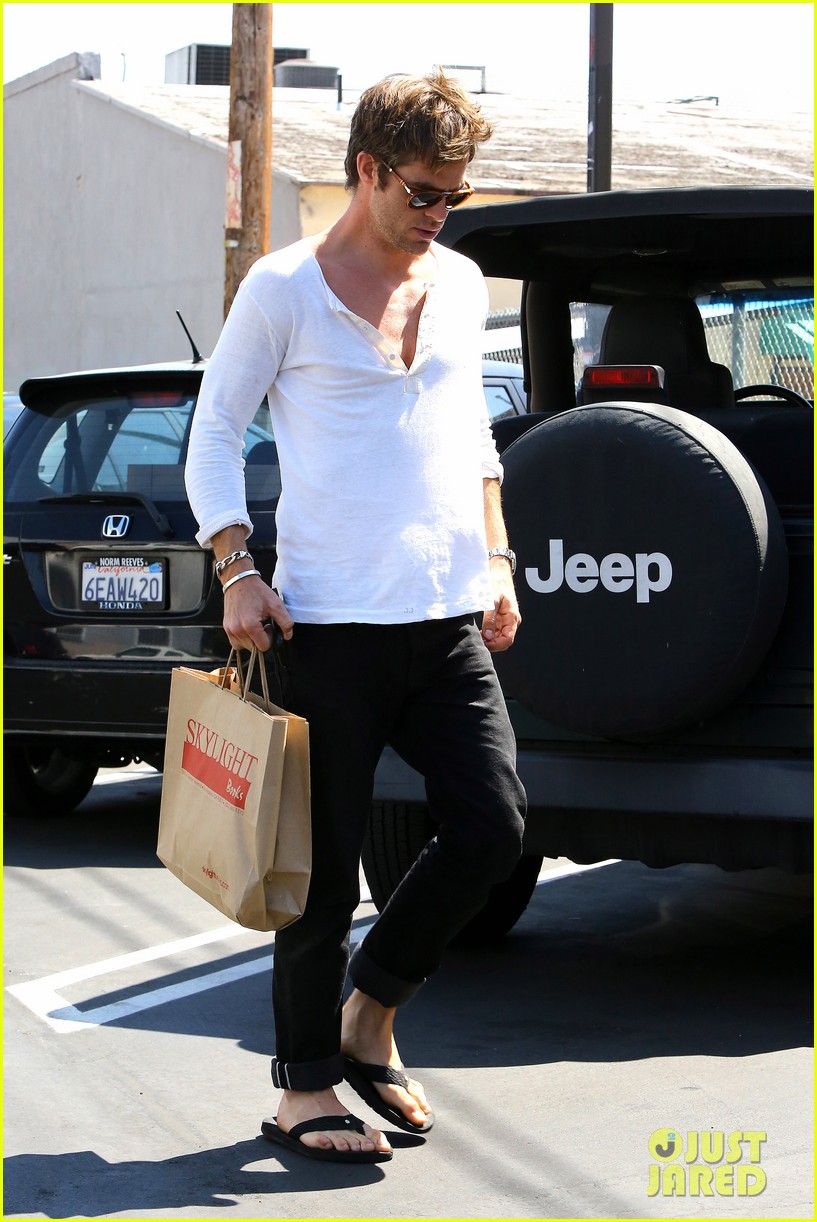 Chris Pine Shows Some Skin in Unbuttoned Henley Shirt!: Photo 2919181 ...