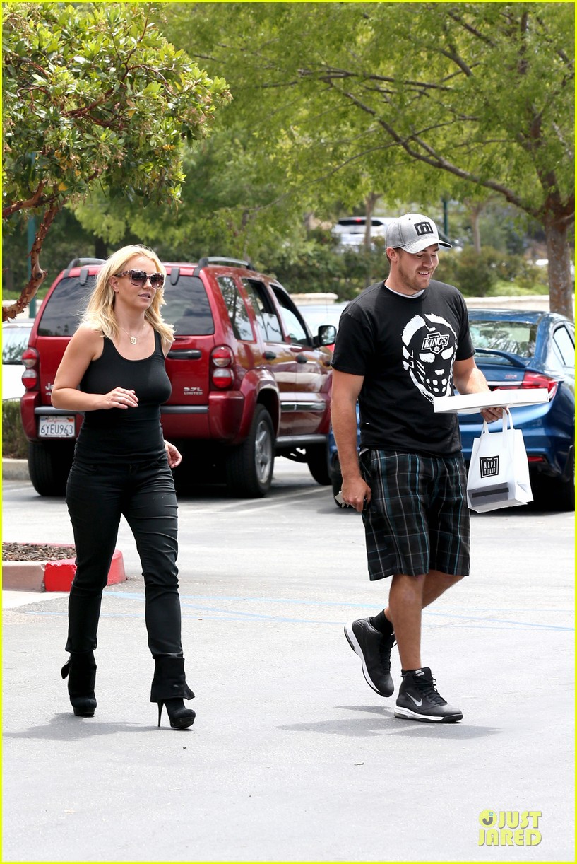Britney Spears & David Lucado: Matching Black at Napa Tavern!: Photo ...